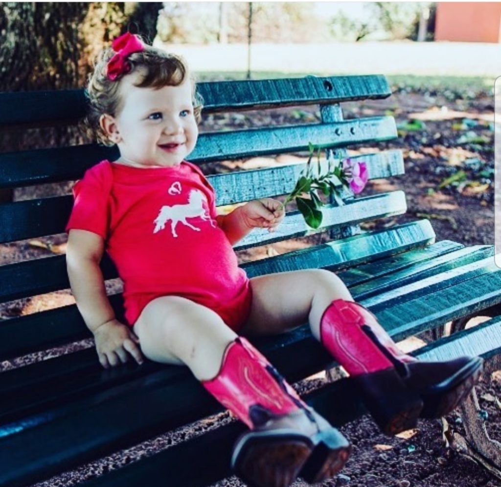 Saiba como vestir o seu bebê no estilo country - Cavalus