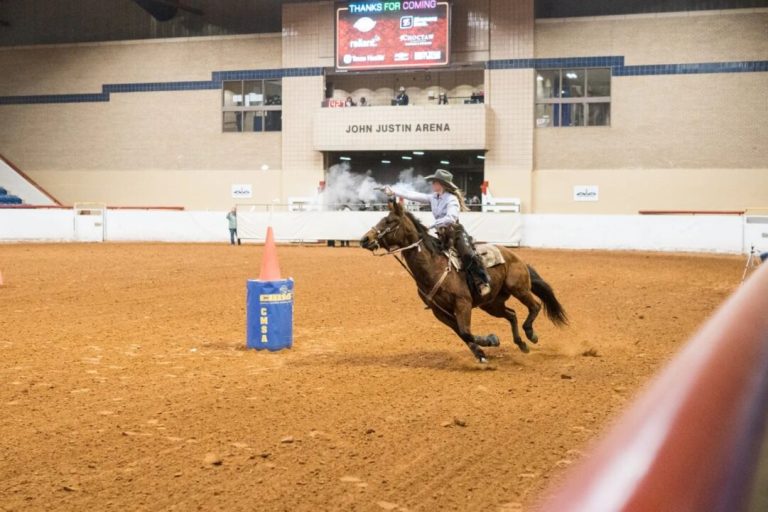 Cowboy Mounted Shooting mistura cavalo e tiro ao alvo