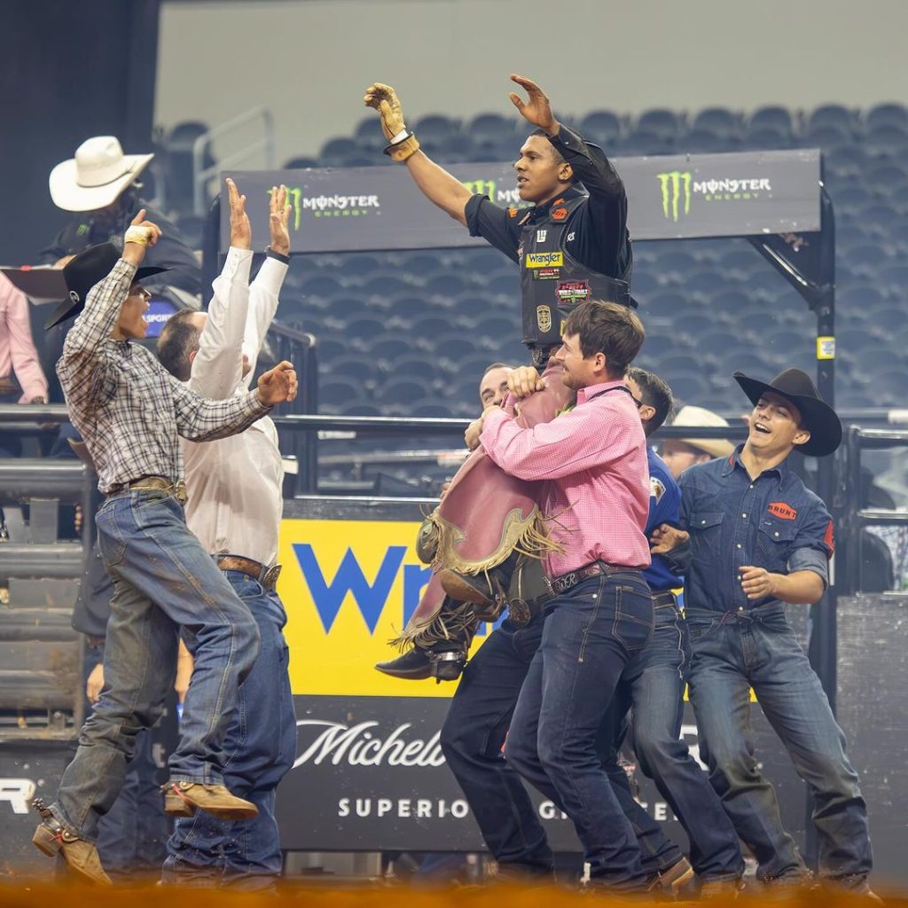 Cássio Dias é coroado campeão mundial da PBR 2024